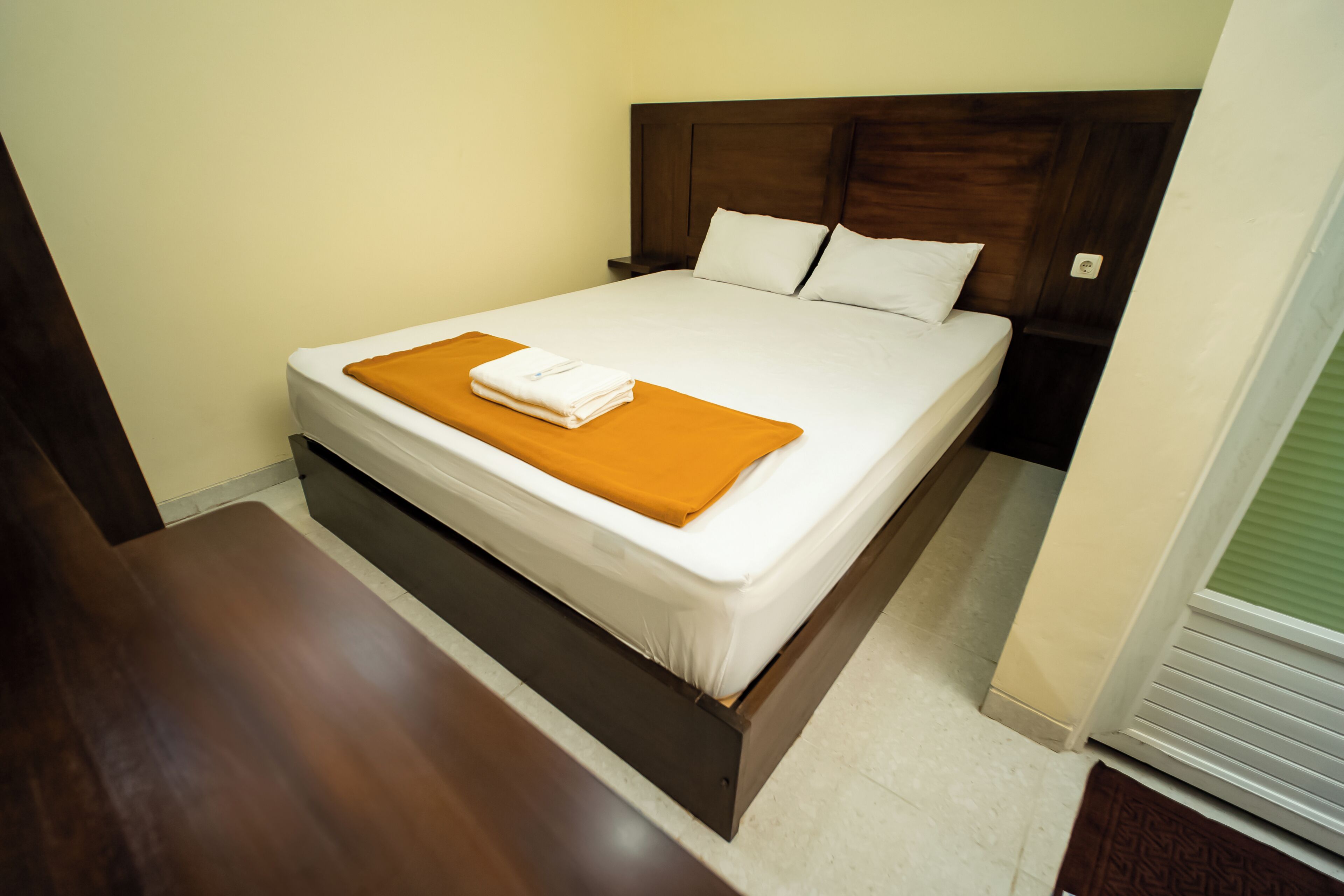 Quarto Duplo Standard | Secretária, roupa de cama fornecida 