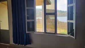 Chalé básico, varanda, vista para o lago | Escrivaninha