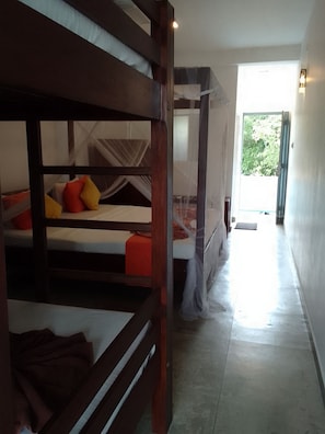 Quarto quádruplo luxo, sacada, vista para o oceano | Wi-Fi de cortesia