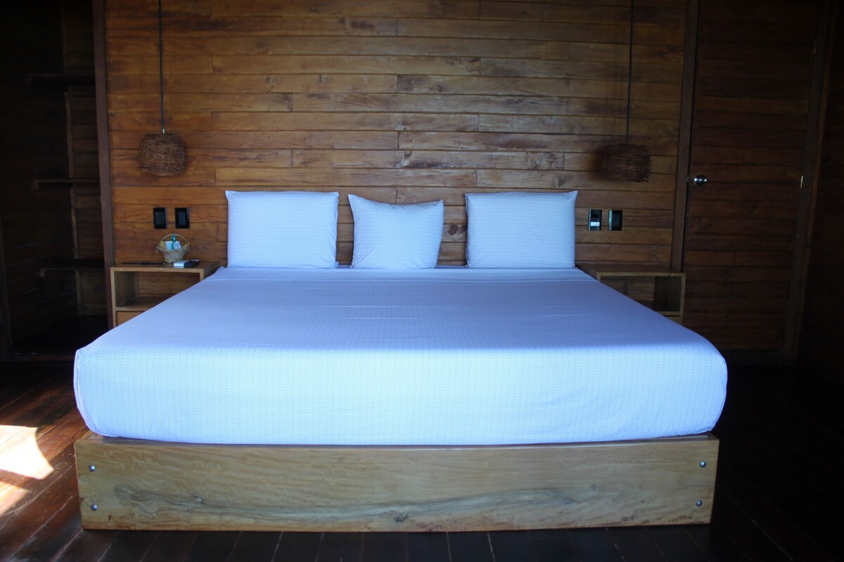 Bangalô superior, 1 cama King, sacada, vista para a lagoa | Wi-Fi de cortesia, roupa de cama