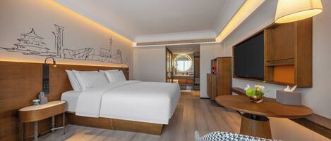 Quarto de hotel com cama, mesa de cabeceira, abajur e parede com um mural da paisagem urbana.