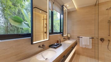 2 Bedroom Plunge Pool Villa with Fully Equipped Kitchenette | Banheiro | Chuveiro, produtos de toalete grátis, toalhas de banho, sabonete
