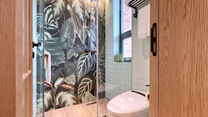 Quarto casal standard, 1 cama de casal | Banheiro | Chuveiro, secador de cabelo, chinelos, toalhas de banho
