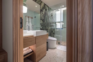 Quarto casal conforto, vista para a cidade | Banheiro | Chuveiro, secador de cabelo, chinelos, toalhas de banho