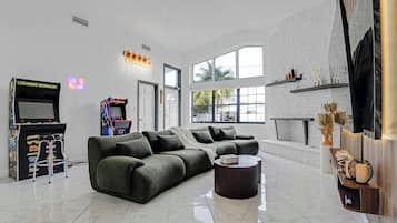 Apartamento Standard, pátio, vista para o canal | Sala