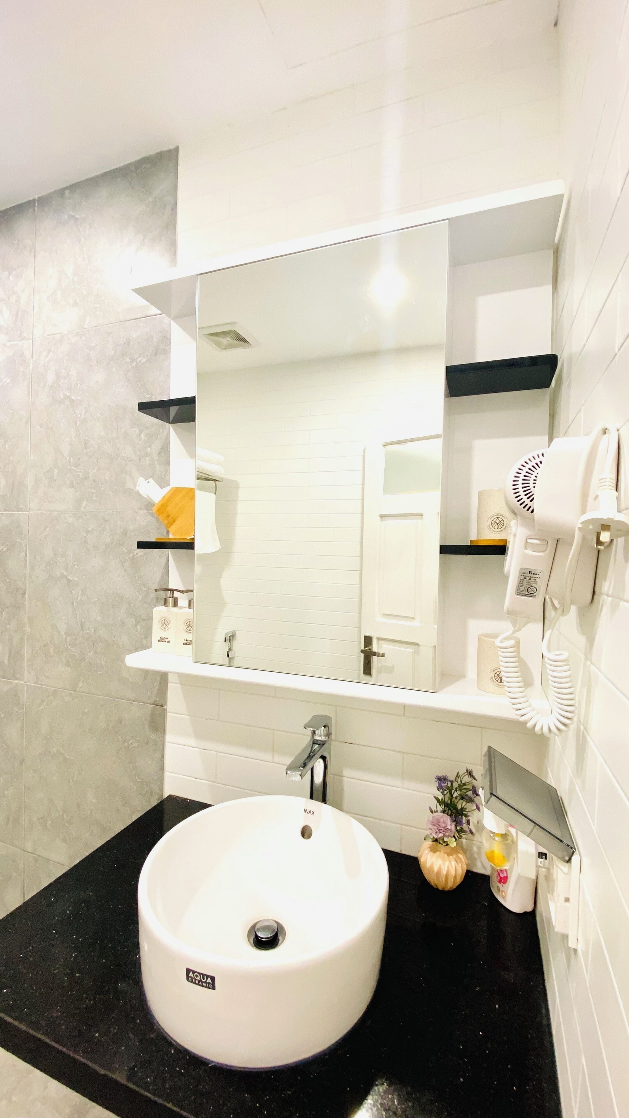 Quarto Duplo Básico | Casa de banho | Um polibã, artigos de higiene pessoal grátis, um secador de cabelo 
