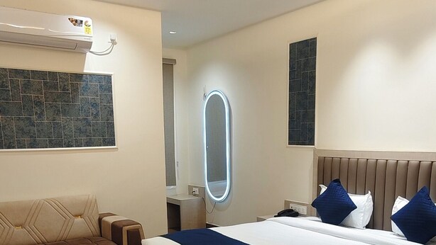 Quarto com cama, mesa de cabeceira e ventoinha no teto.