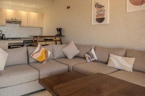 Apartamento, varanda, vista para o pátio | Sala de estar