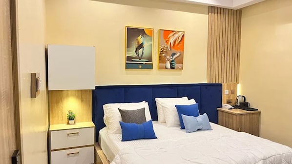 Quarto Superior | Cofre com capacidade para portátil, secretária