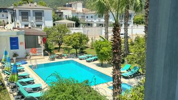 2 piscinas exteriores