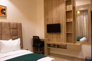 Apartamento Económico, varanda, Vista para a cidade | Cofre com capacidade para portátil, secretária 
