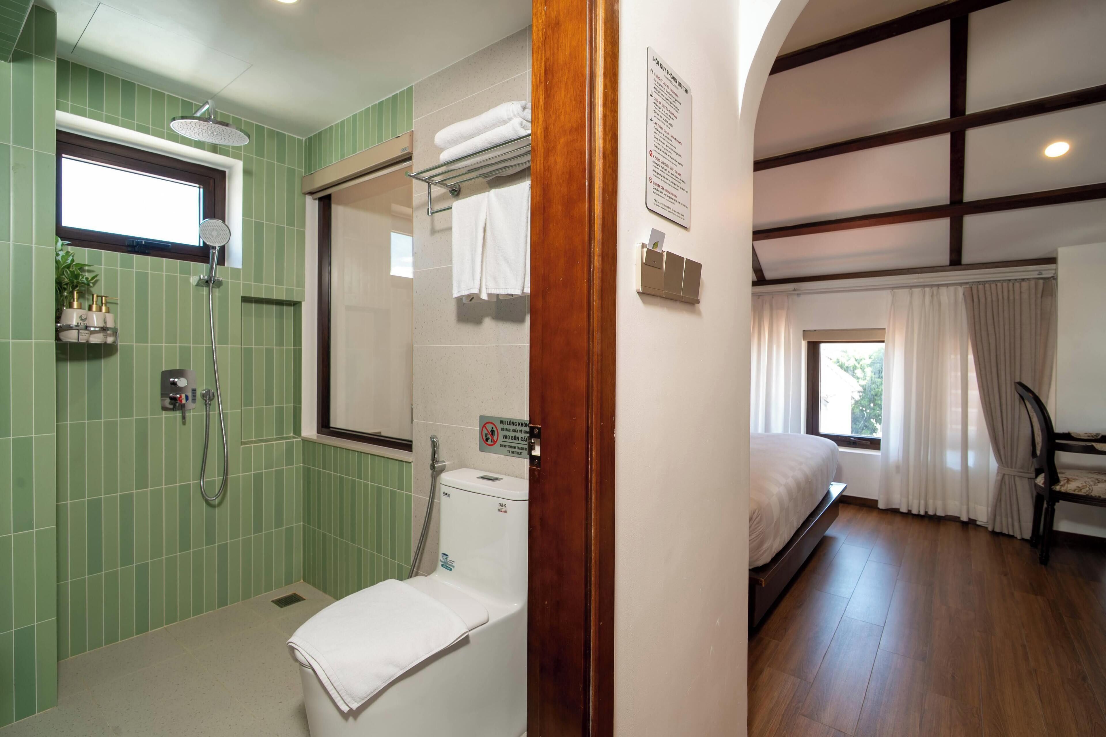 Quarto Duplo Superior, vista para o jardim | Casa de banho | Artigos de higiene pessoal grátis, um secador de cabelo, roupões 