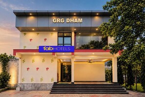 Entrada de hotel com placas para GRG DHAM e FABHOTELS.