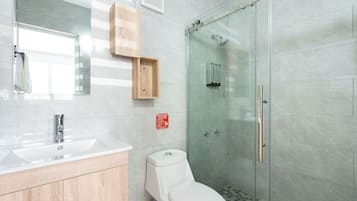 Apartamento | Banheiro | Chuveiro, toalhas de banho, sabonete, shampoo