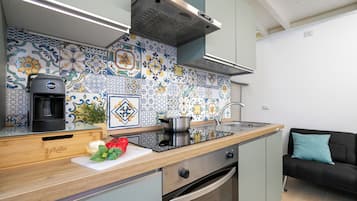Apartamento (1 Bedroom) | Cozinha privada | Uma máquina de café expresso, um micro-ondas, um forno