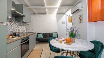 Apartamento (1 Bedroom) | Cozinha privada | Uma máquina de café expresso, um micro-ondas, um forno