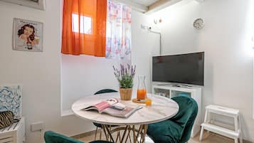Apartamento (1 Bedroom) | Sala de estar | Televisor
