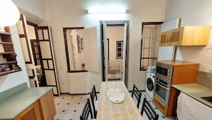 Quarto triplo superluxo, várias camas, ar-condicionado, vista para o pátio | Cozinha privada