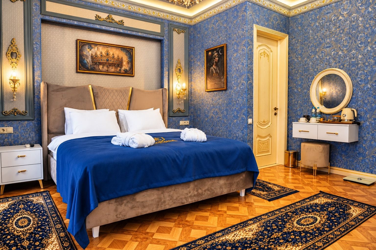Quarto de hotel com uma cama grande, mesa de cabeceira, cômoda e espelho.