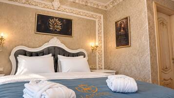 Quarto de hotel de luxo com cama grande, cabeceira elaborada e painéis decorativos na parede.
