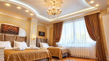 Quarto de hotel luxuoso com duas camas, um candelabro e uma janela grande com cortinas.
