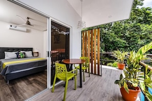 Quarto Duplo Deluxe, varanda, vista para a piscina | Refeições ao ar livre