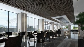 Um restaurante moderno com balcão longo, pé-direito alto e amplas janelas.