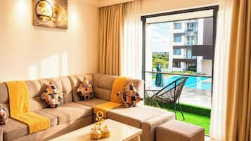 Apartamento Deluxe, vista para a piscina | Sala de estar