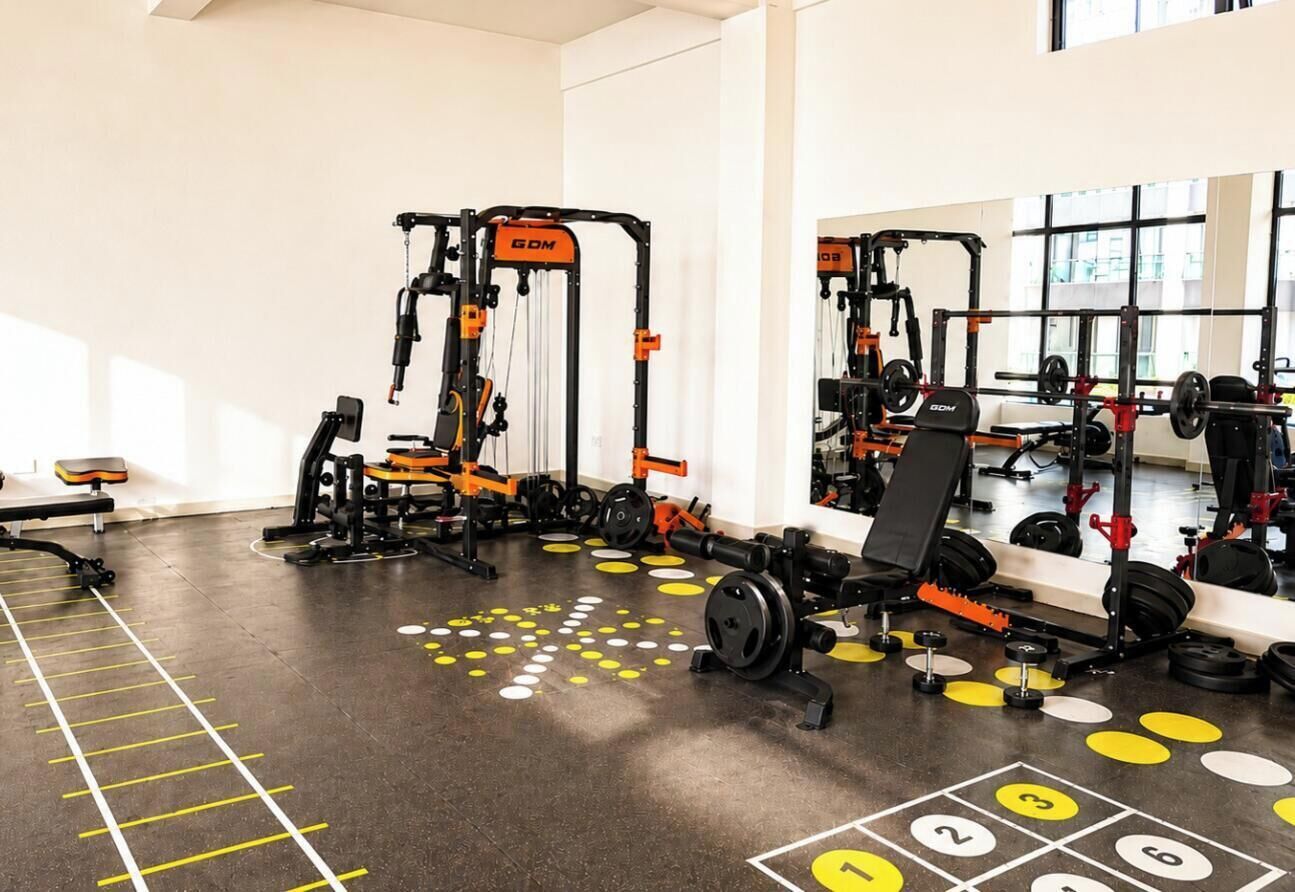 Apartamento Deluxe, vista para a piscina | Sala de fitness