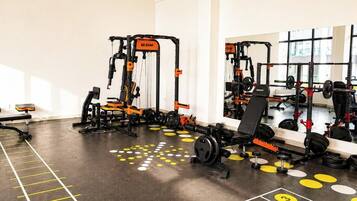Apartamento Deluxe, vista para a piscina | Sala de fitness