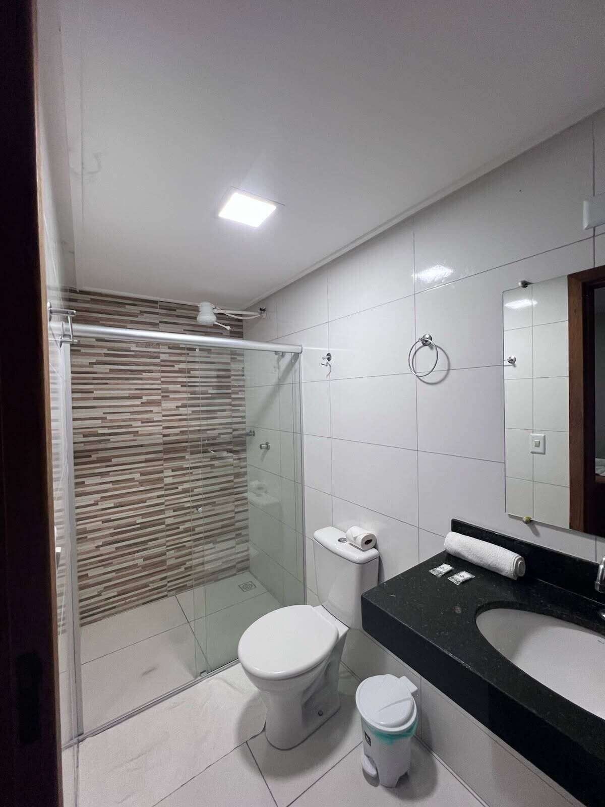 Quarto casal | Banheiro | Chuveiro, toalhas de banho, papel higiênico 