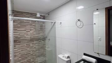 Quarto casal | Banheiro | Chuveiro, toalhas de banho, papel higiênico