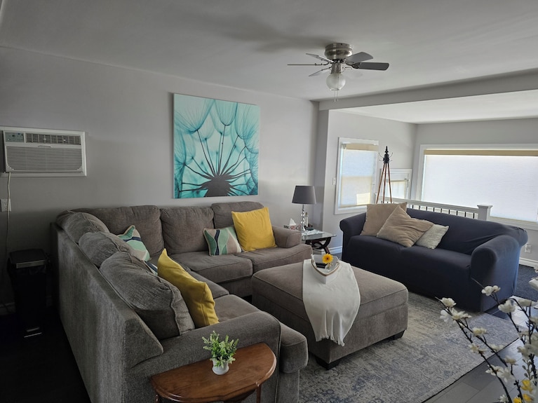 Welcome To The Lake House. A Cozy 2 Bedroom Cottage Just Steps From The Beach. - Port Stanley