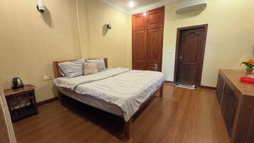 Quarto Duplo Básico, vista para o oceano | Secretária, secretária adequada para computadores portáteis