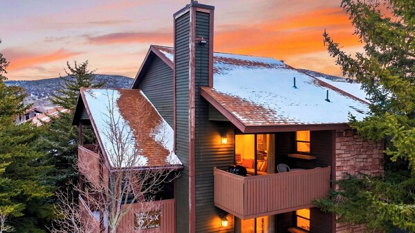 Powder Perch By Avantstay Hot Tub + Pool + Mountain-view Balcony Mins To The Slopes + Trails - East Canyon State Park, Morgan