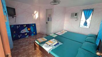 Quarto duplo básico, sacada | Roupa de cama
