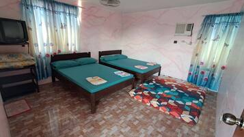 Quarto duplo básico, sacada | Roupa de cama