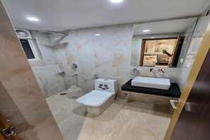 Quarto Superior | Casa de banho | Toalhas fornecidas, sabão, champô, papel higiénico 