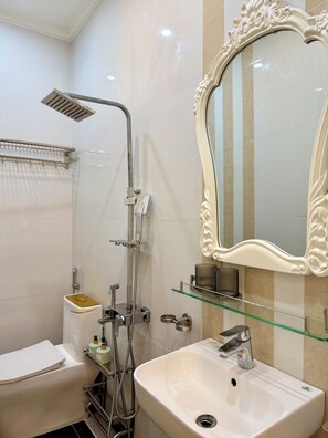 Quarto Duplo Deluxe, casa de banho privativa | Casa de banho | Um polibã, artigos de higiene pessoal grátis, um secador de cabelo 