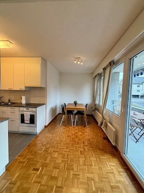 Apartamento, 2 quartos, varanda | Restaurantes