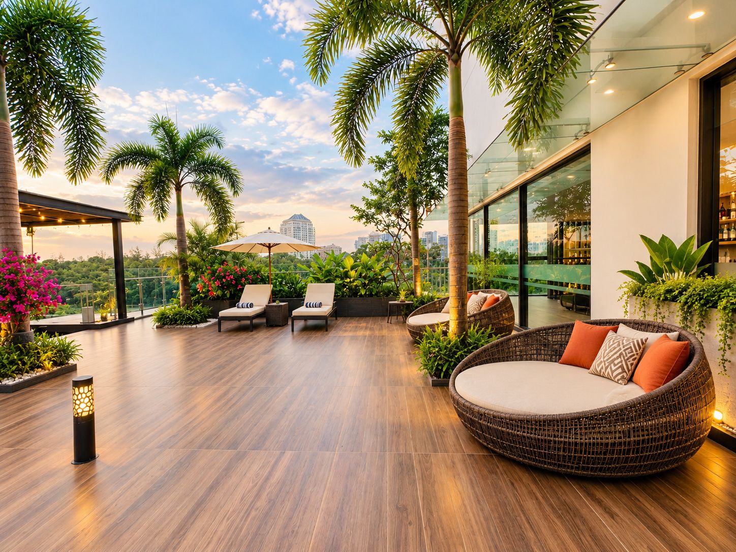 Terraço no telhado com cadeiras de estar, um sofá redondo de vime e um bar com vista para o horizonte da cidade.