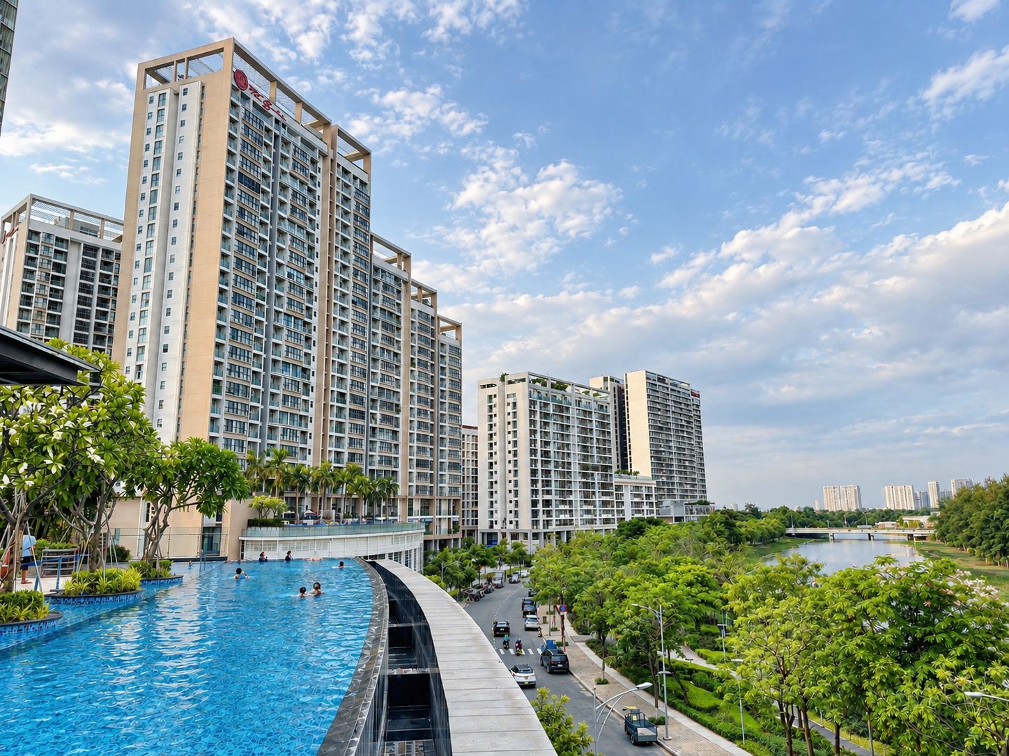 Um edifício moderno e imponente com piscina, rodeado por vegetação e um céu claro.