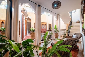 Vila, sacada, vista para o pátio | Parte interna