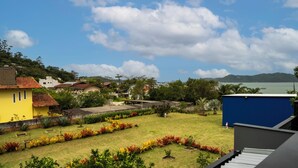Um bairro residencial com casas, gramado e vista para o mar.