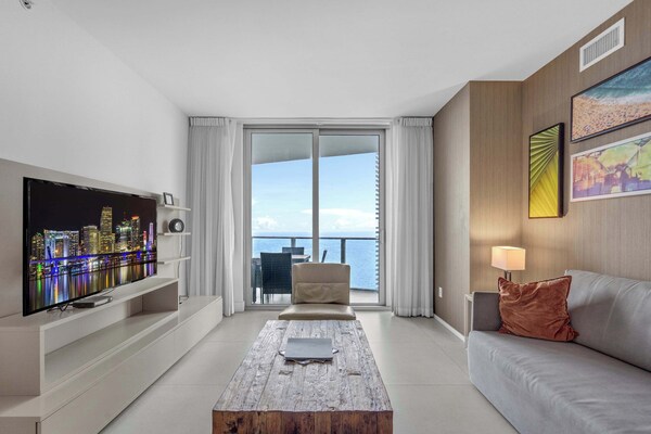 Waterfront Oasis With Resort Amenities - Hollywood, FL