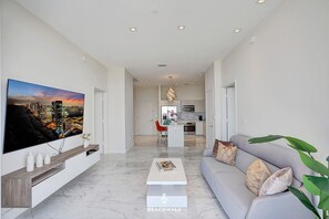 Apartamento, 2 quartos, sacada, vista para o mar | Área de estar