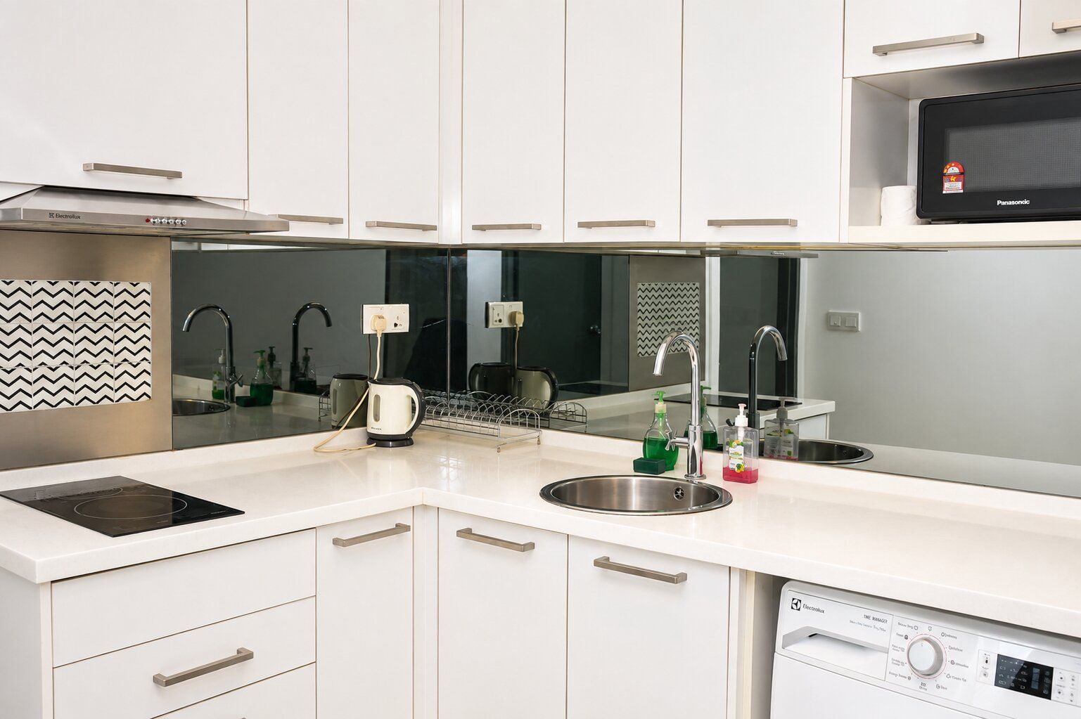 Suite, 1 quarto, Vista para a cidade | Cozinha privada | Um frigorífico, um micro-ondas, uma placa de cozinha 