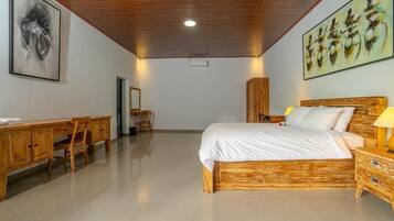 Um quarto com uma cama de madeira, uma escrivaninha e uma cadeira.