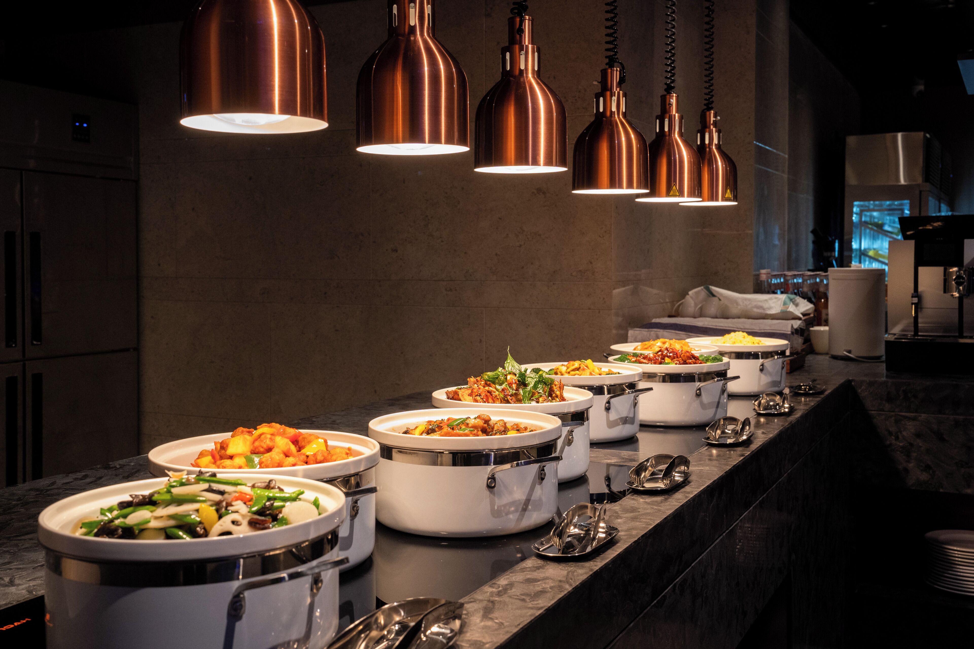 Uma mesa de buffet com vários pratos e utensílios.