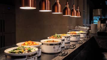 Uma mesa de buffet com vários pratos e utensílios.